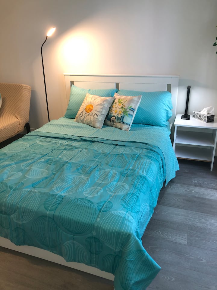 Bright & Modern Studio Condo, City View - Toronto