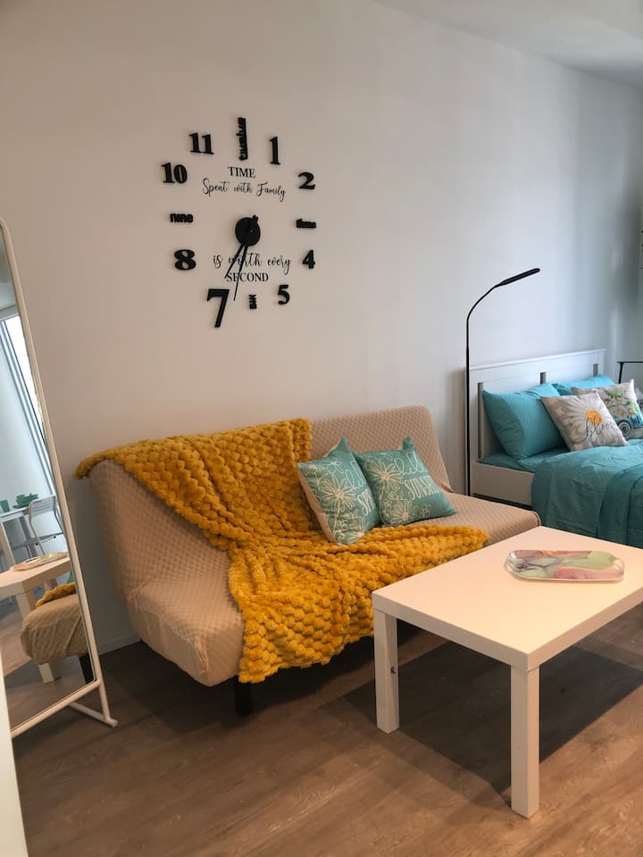 Bright Modern Studio • City Views • Prime Location - Toronto