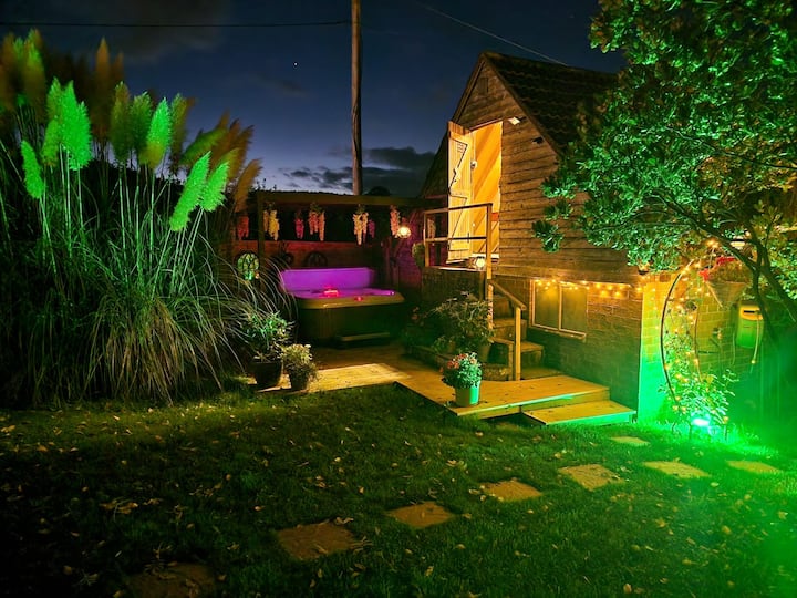 Intimate Hut + Covered Jacuzzi + Games Room +Views - Cotswolds