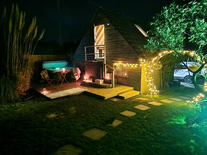 Romantic Hut + Covered Jacuzzi + Games Room +Views - Cotswolds