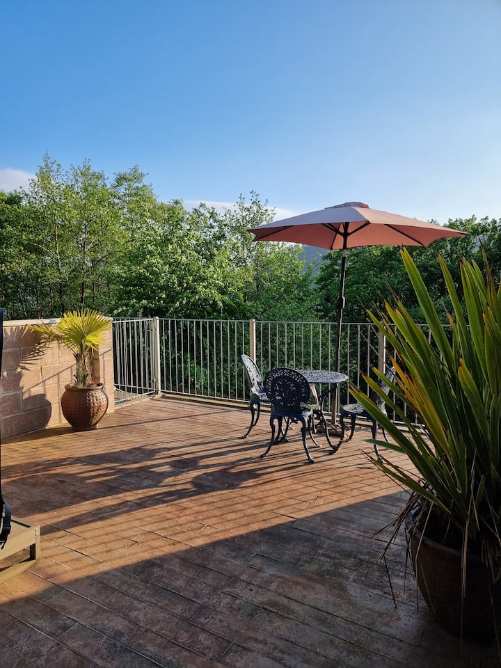 Rock Ridge (With Hot Tub) - Abergavenny