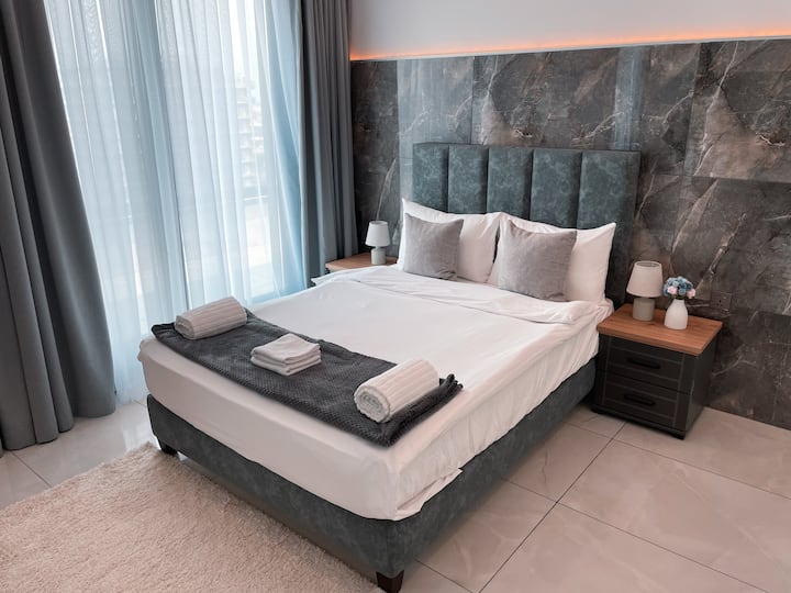 Neat 2br With Infinity Pool - Accra