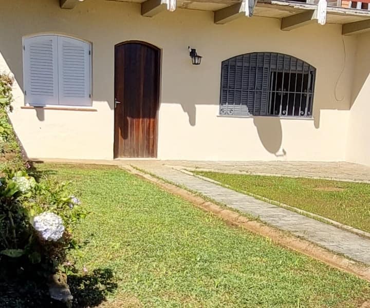 Casa Simples Com óTima Localização Central. - Campos do Jordão