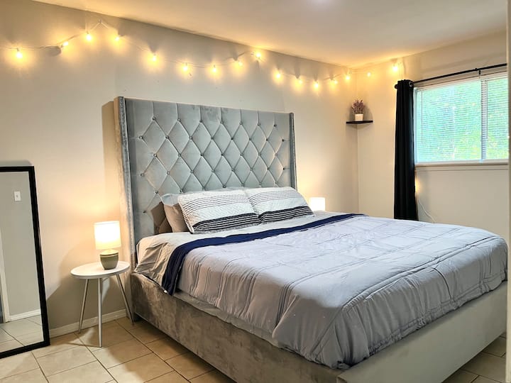 King Suite 2br Home & Wfh Desk - San Antonio