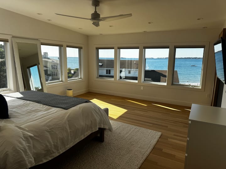 Beachside Coastal Retreat: Breathtaking Views - Marblehead, MA