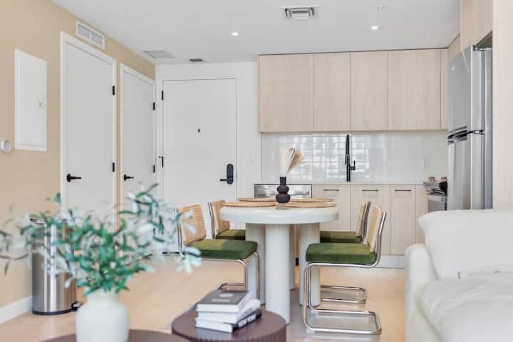 Cozy Top Floor Apt | Pool + Gym - Miami, FL