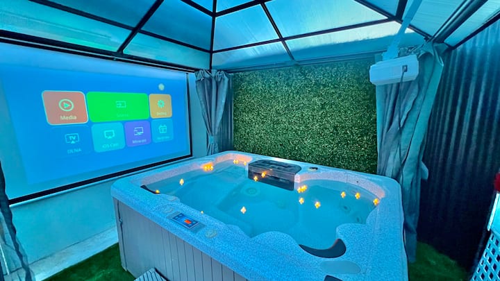 Nigt Sky Getaway +Private Hot Tub (R.v ) - St. Petersburg, FL