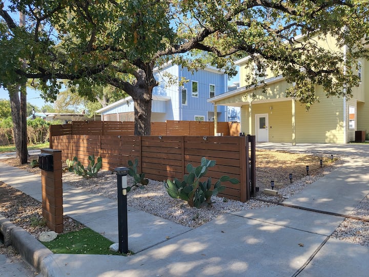 Modern House Near Downtown With Gated Entrance - Austin