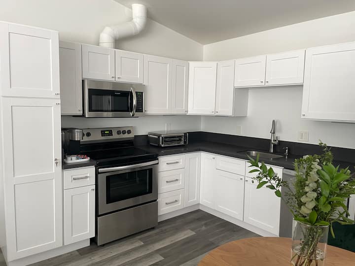 Peninsula 1 Bdrm With 1 Queen Bed & Air Matress - Long Beach, CA