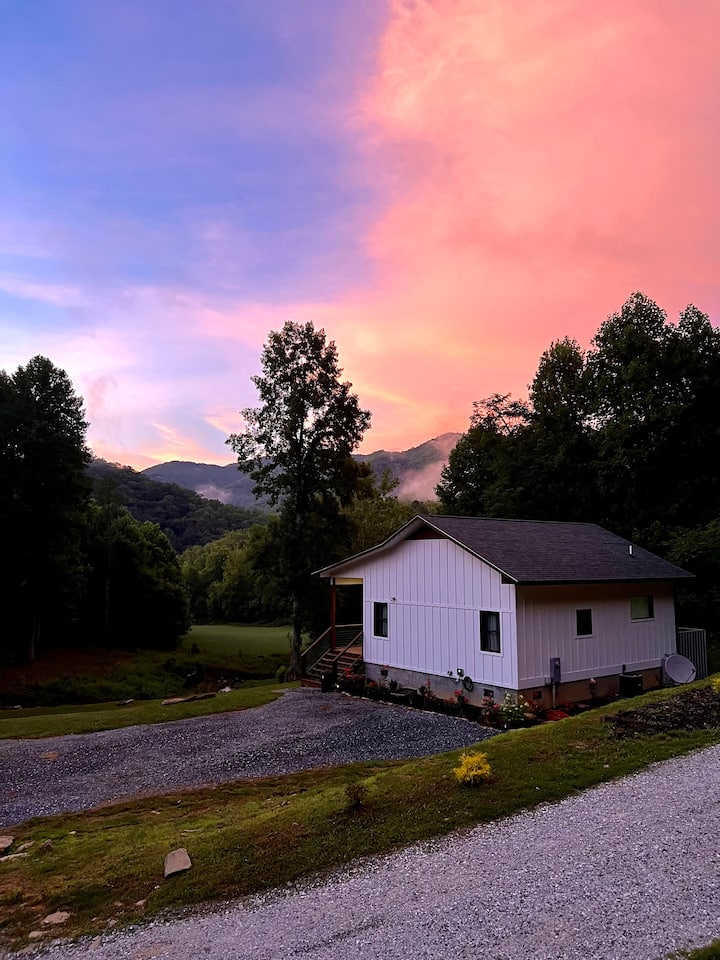 Alarka Creek Farmhouse
Creek Front,mountain Views - Bryson City, NC