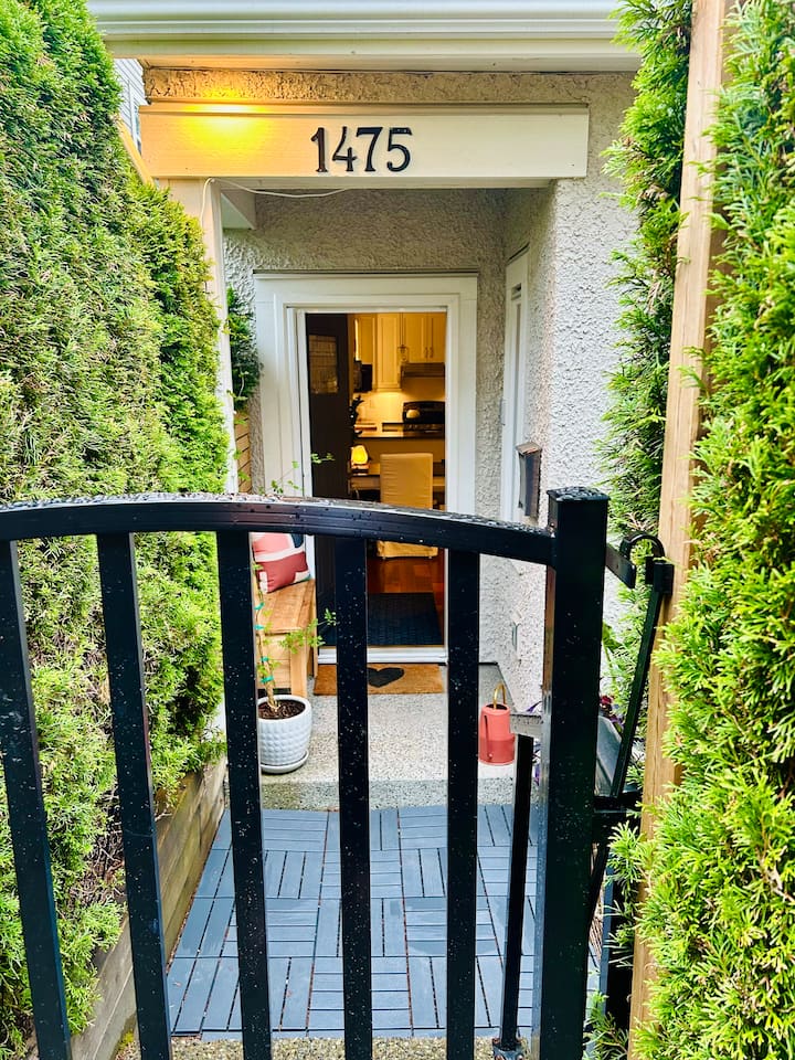 Cedar Cottage Mews - 3 Bdrm, 2 Bath, Sleeps 5 - Vancouver