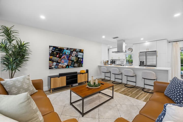 Coastal 3br W/ Pool + Bbq, Near Beach & Casino - Hollywood, FL