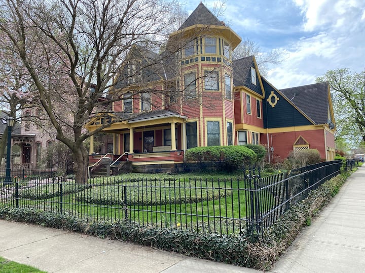 Historic Register 7br/4ba Sleeps 16. Pets Are Free - Cleveland, OH