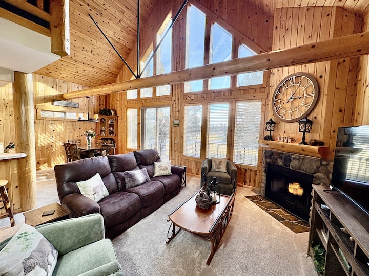 Robin Hood Retreat Including 6 Sport Center Passes - Redmond, OR