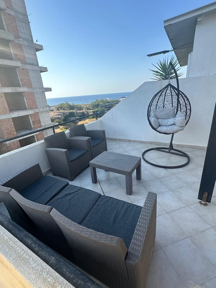Gi̇rne Merkezde  Manzaralı Keyifli Penthouses - Girne