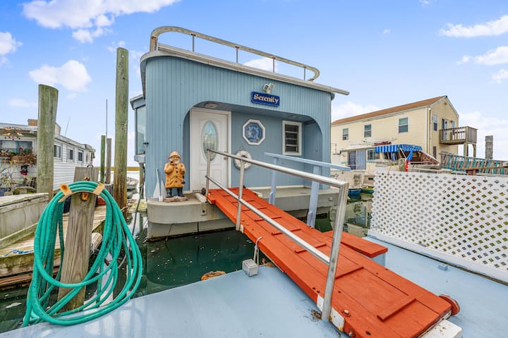 Scenic Bayfront Houseboat - Massapequa, NY