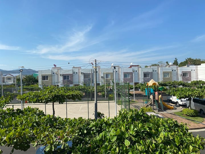 Family Friendly Home In Town. - Santa Ana