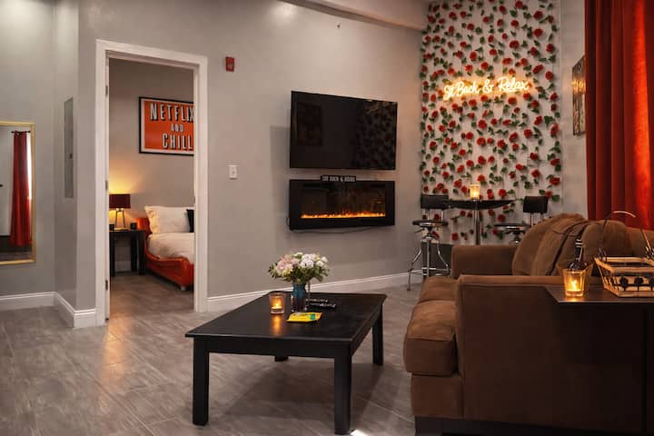 Stylish Movie Theater Theme 1br Suite - Philadelphia, PA