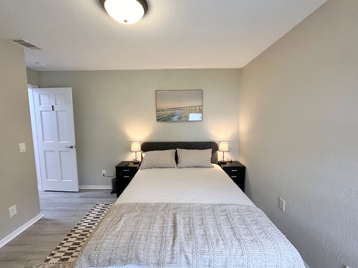 Room #1: Queen Bed, 50” Tv & Comfort Awaits You - Port Charlotte, FL