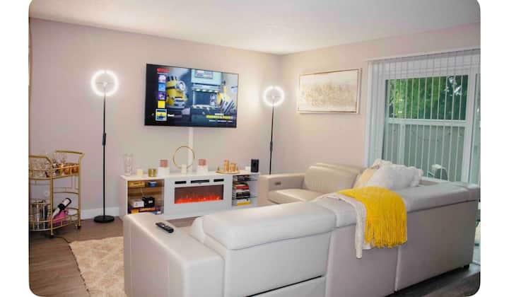 Park, Pets & King Bed Bliss By The Beautiful River - Sacramento, CA