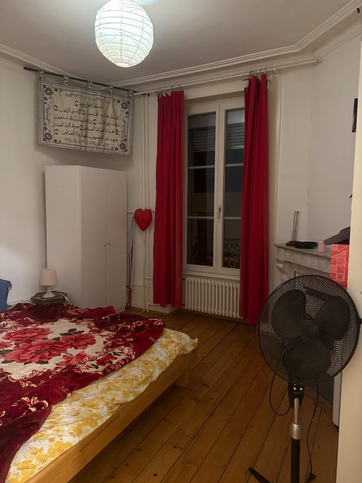 Next Door To Geneva Train Station Cornavin - Genf