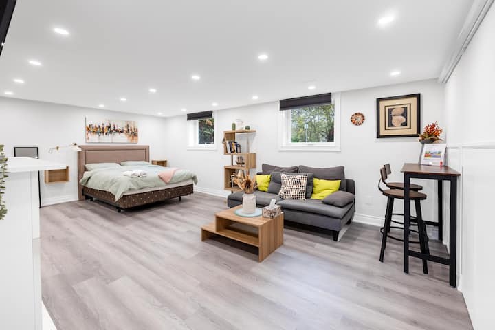 Modern Basement Suite W/private Entrance & Parking - Toronto