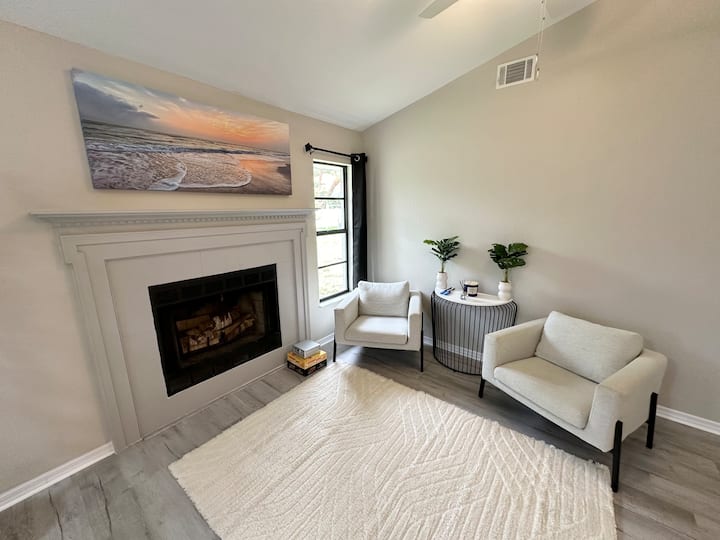 Room #2: Queen Bed, 50” Tv & Comfort Awaits You - Port Charlotte, FL