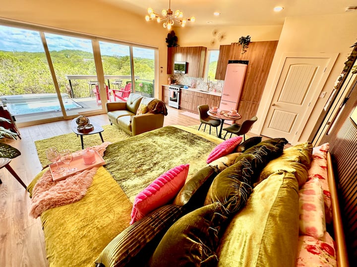 Luxury Couples Cabin With Private Hot Tub - San Antonio, TX