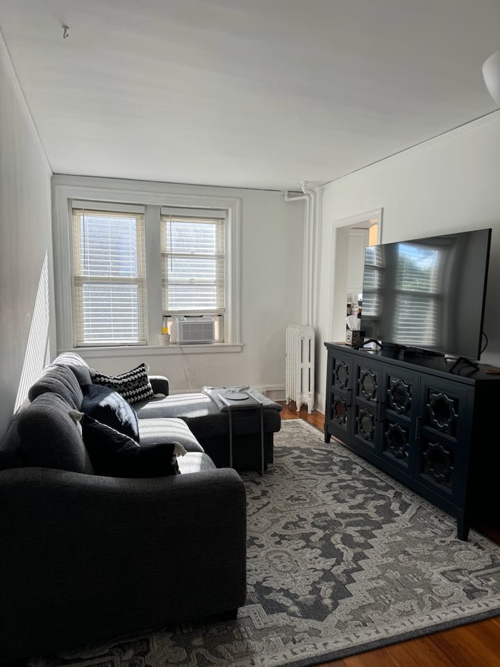 Cozy Urban Retreat Steps From Greenwich Ave - Stamford, CT