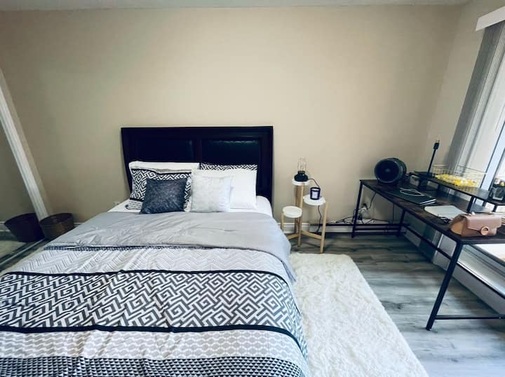 Cozy Private Room+balcony - 1' Walk To Clarkson Go - Oakville