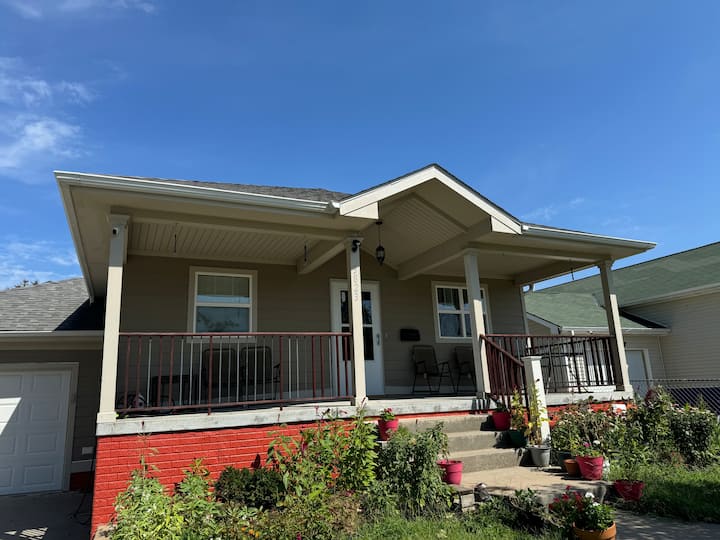 Cozy 5 Bedroom With Driveway - 奧馬哈