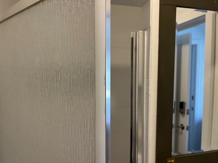 Ontario Room Vip Suit#2 Bedroom Attached Bathroom - Ontario, CA