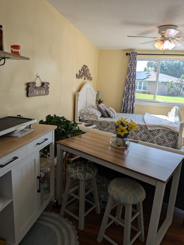 Lake Side Efficiency Apartment - Casa De Monte - Sunset Beach, Tarpon Springs