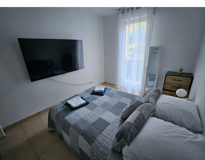 Chambre Lit Double Dans T3 En Rez De Jardin - Aix-en-Provence