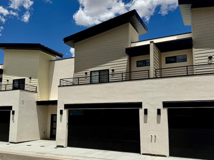 White Pocket Panorama I Private Hot Tub I Dark Sky - Kanab, UT
