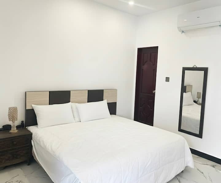 Luxurious 2bhk Penthouse Just 10 Mins From Airport - Karachi