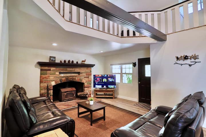 Starry Lodge: Spa, Gameroom, Walktomarina, Dogs Ok - Big Bear Lake, CA