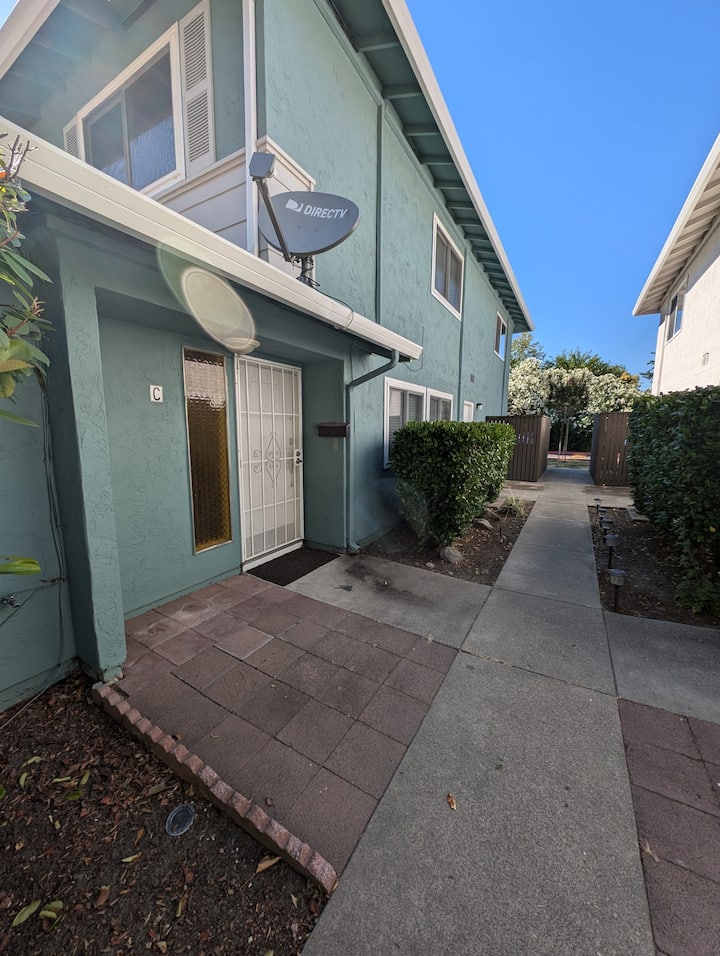 Cozy Two Storey Apartment - Concord