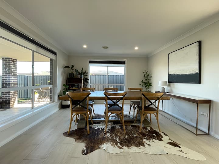 Spacious & Modern | Home Away From Home - Bathurst