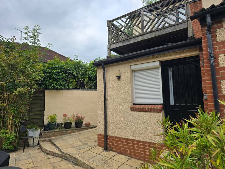 A Lovely Cozy Studio Apartment - Watford