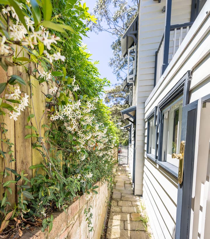 Cottage, Charm & History Near Sydney Harbour Views - Sydney
