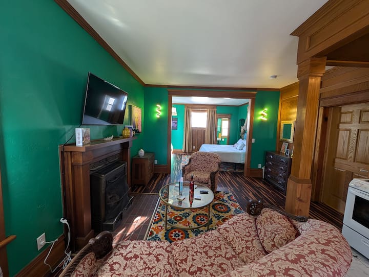 Vibrant King Bed Suite - Rupaul Inspired Unit! - Door County, WI