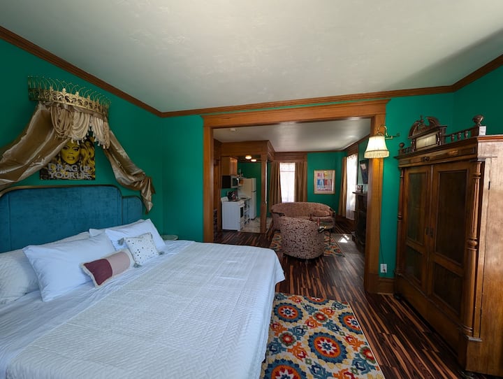 Vibrant King Bed Suite - Rupaul Inspired Unit! - Sturgeon Bay, WI