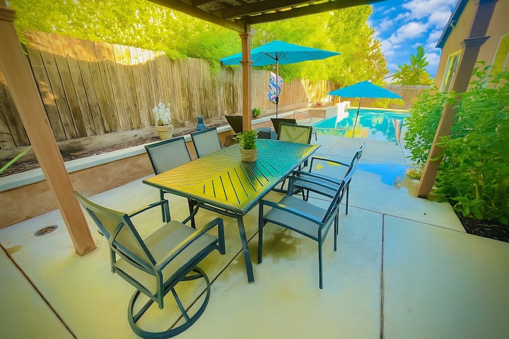 Lovely Home W/pool & Spa Close To National Parks - Fresno, CA
