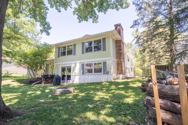 Spacious Modern Bi-level: Ideal For Groups - Urbana, IL