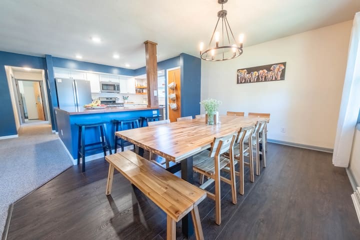 Spacious Modern Bi-level: Ideal For Groups - Urbana, IL