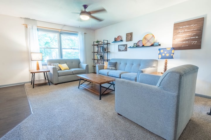Spacious Modern Bi-level: Ideal For Groups - Champaign, IL