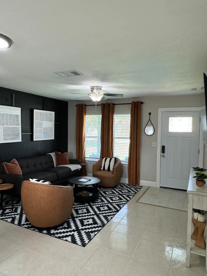 Cozy Home Perfectly Located - Mansfield, TX