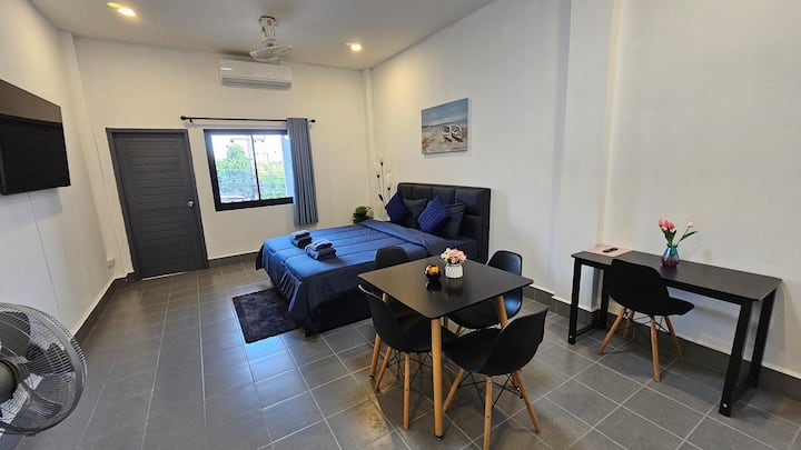 R2-cozy Double Bed Near Cafe, Business, Diplomatic - Vientiane