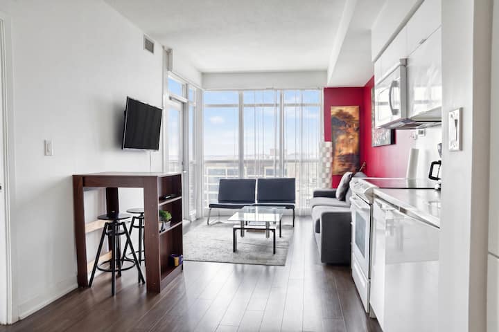Modern 1+den Retreat | King Bed • Free Parking - Toronto, ON